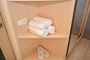Cortinas/cortinados opacos, ferro/tábua de engomar, Wi-fi grátis 