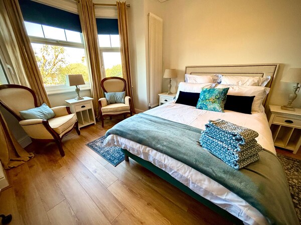 5 Guests - 2 Bedrooms - Free Parking - 1min Beach - Llandudno