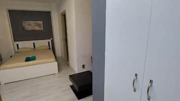 1 quarto, secretária, secretária adequada para computadores portáteis
