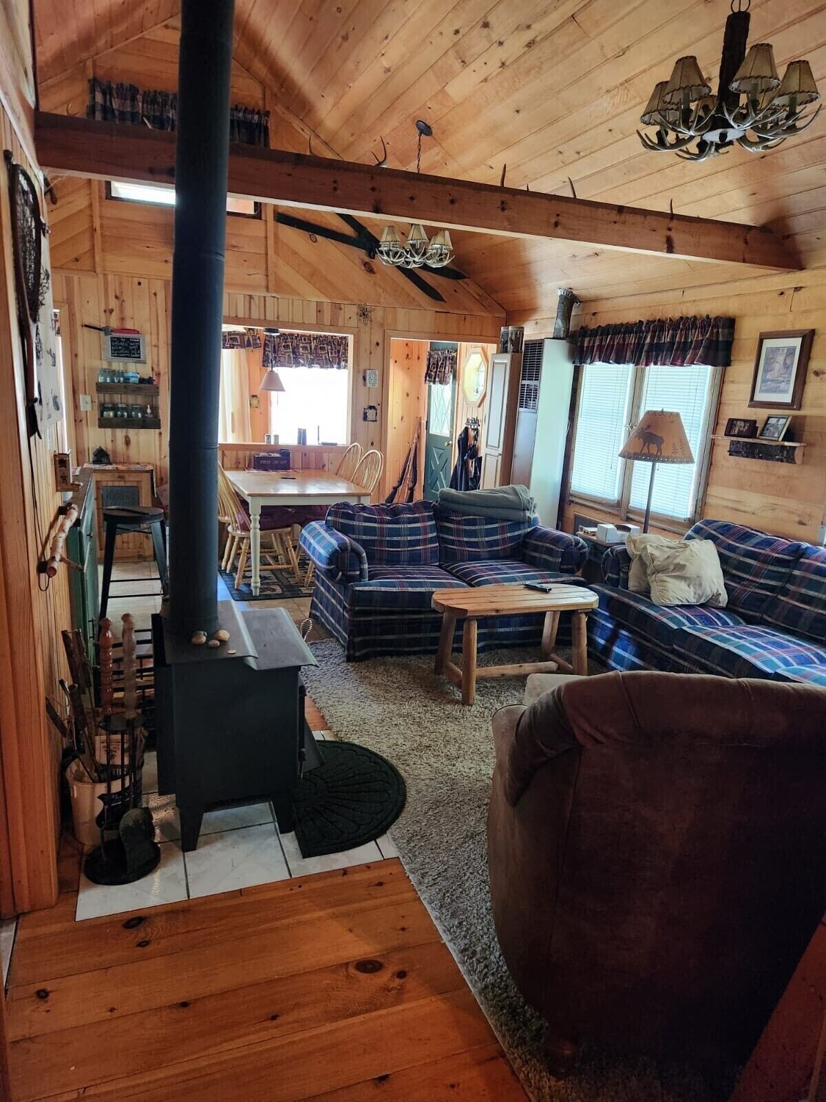 Classic Rustic Lakeside Cabin Retreat. Sleeps 6. Pets Allowed. - Winter, WI