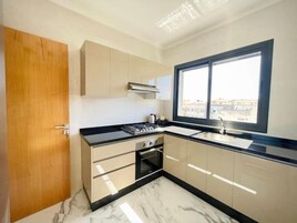 Penthouse Deluxe | Cozinha privada | Um frigorífico, um forno, uma placa de cozinha 