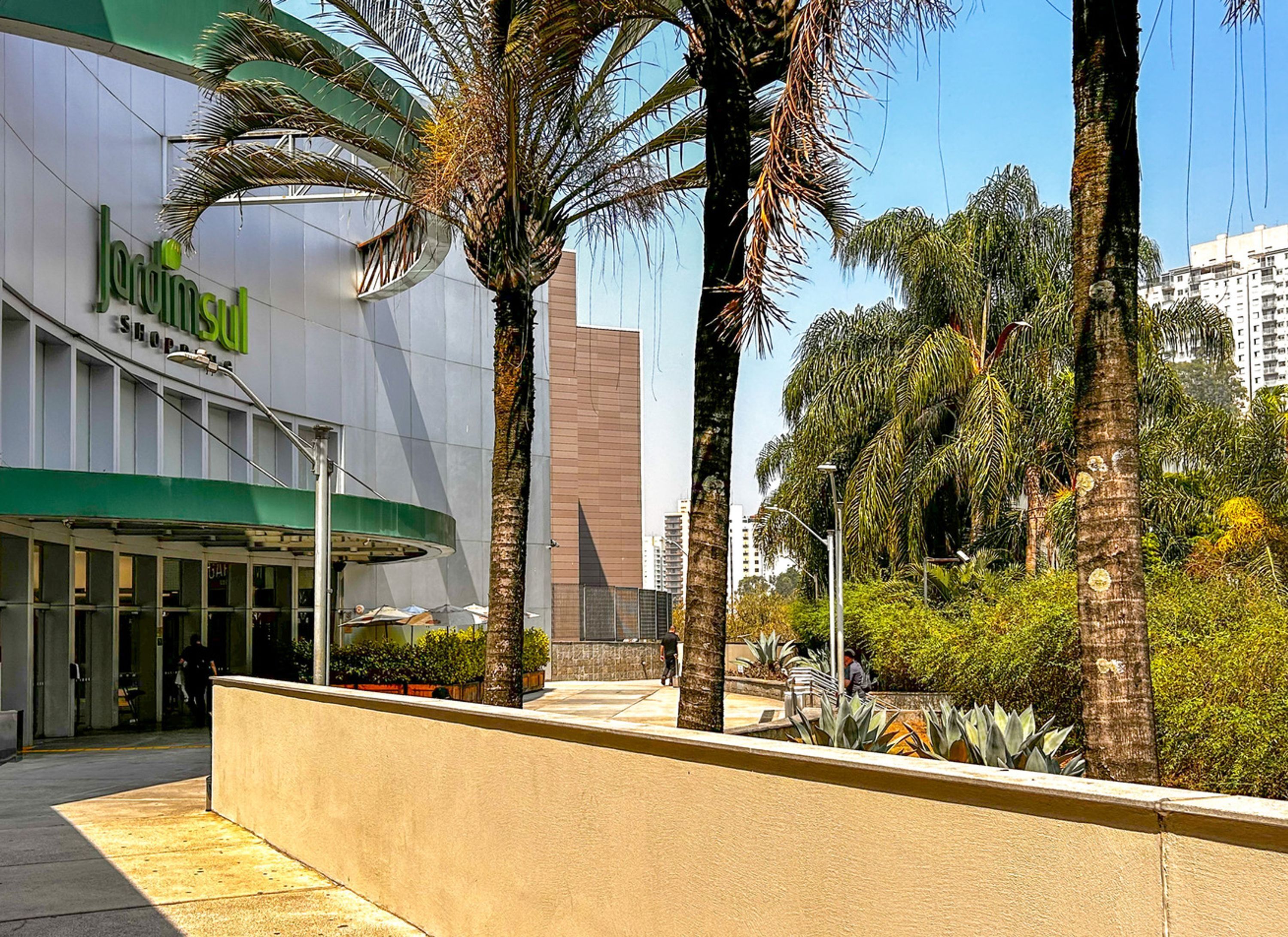 Um edifício moderno com uma placa verde que diz "Jordansul".