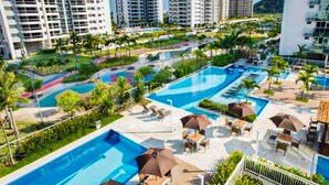 Resort com várias piscinas, espreguiçadeiras e guarda-sóis.