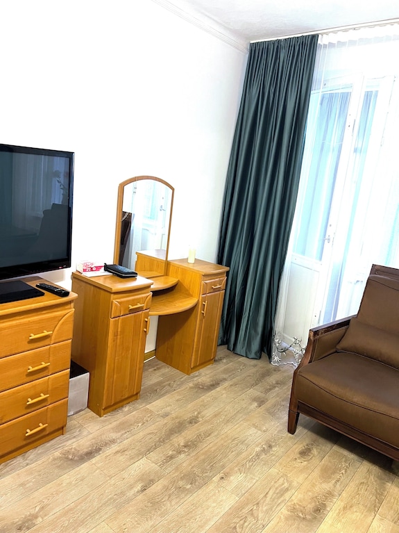 Cozy Downtown Apt W/ Wi-fi 1 Min From Railroad St, Balcony W/ Mountain View - Bishkek