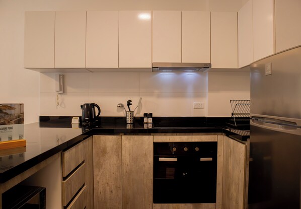 Apartamento (101) | Cozinha privada | Um frigorífico, um micro-ondas, um forno, uma torradeira 