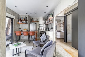 Apartamento design, 2 quartos, varanda, vista para o jardim | Área de estar | Smart TV 43 polegadas com canais digitais