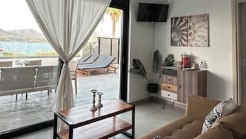 Apartamento básico, vista para o mar | Área de estar