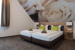 Quarto casal luxo | Escrivaninha, espaço de trabalho para notebook, cortinas blackout