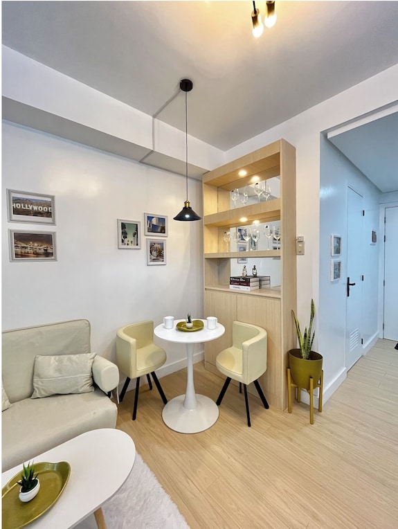 Serendipity Suite Getaway With A Relaxing Pool View In The Heart Of Quezon City - Manila