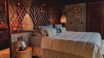 Quarto com cama, cabeceira de madeira e adornos decorativos na parede.