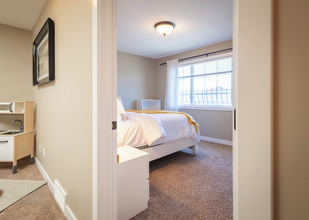 Opulent Oasis luxurious getaway near the coulees - Lethbridge | Stayz