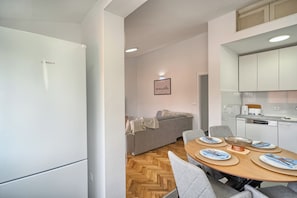 Apartamento, varanda, vista para a colina | Cozinha privada | Um frigorífico/congelador grande, um forno, uma placa de cozinha