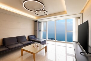 Suíte luxo, vista para o oceano | Roupas de cama premium, edredons de pluma, cofres nos quartos