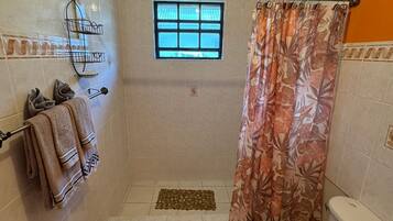 Dúplex Standard, cozinha, vista para o jardim | Casa de banho