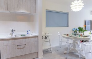 Villa Superior, varanda | Cozinha privada | Um frigorífico, um micro-ondas, uma placa de cozinha 