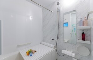 Villa Superior, varanda | Casa de banho | Uma combinação polibã/banheira, um chuveiro fixo 