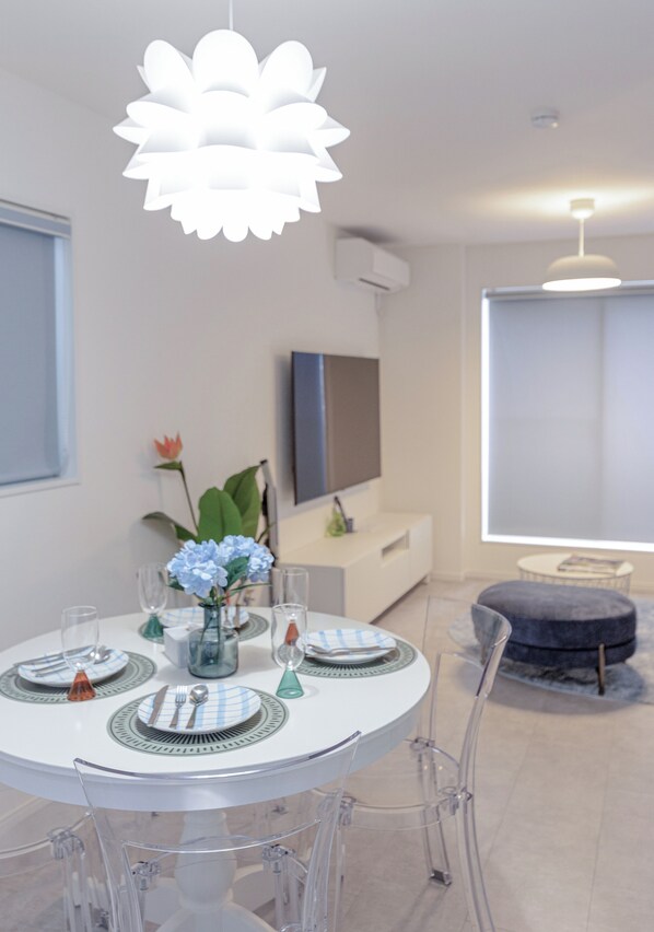 Villa Superior, varanda | Sala de estar | Televisor de ecrã plano de 50 polegadas com canais por cabo 