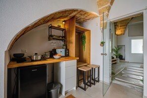 Apartamento Lua de Mel, vários quartos (Private Oasi With Spa and Pool) | Kitchenette privada | Um frigorífico, uma placa de cozinha, uma cafeteira/bule 