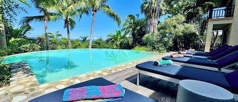 2 piscinas exteriores