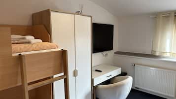 Quarto quádruplo, banheiro privativo, vista para o jardim | Wi-Fi de cortesia