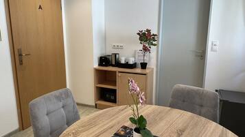 Apartamento superior, banheiro privativo | Lounge