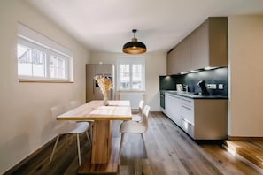 Apartamento standard, varanda | Cozinha privada | Cadeirão de bebê