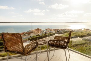 Quarto casal ou duplo superior, vista para o oceano | Sacada