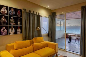 Quarto Duplo de Luxo, vista para a baía | Secretária adequada para computadores portáteis, Wi-fi grátis 