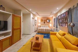 Quarto Duplo de Luxo, vista para a baía | Secretária adequada para computadores portáteis, Wi-fi grátis 