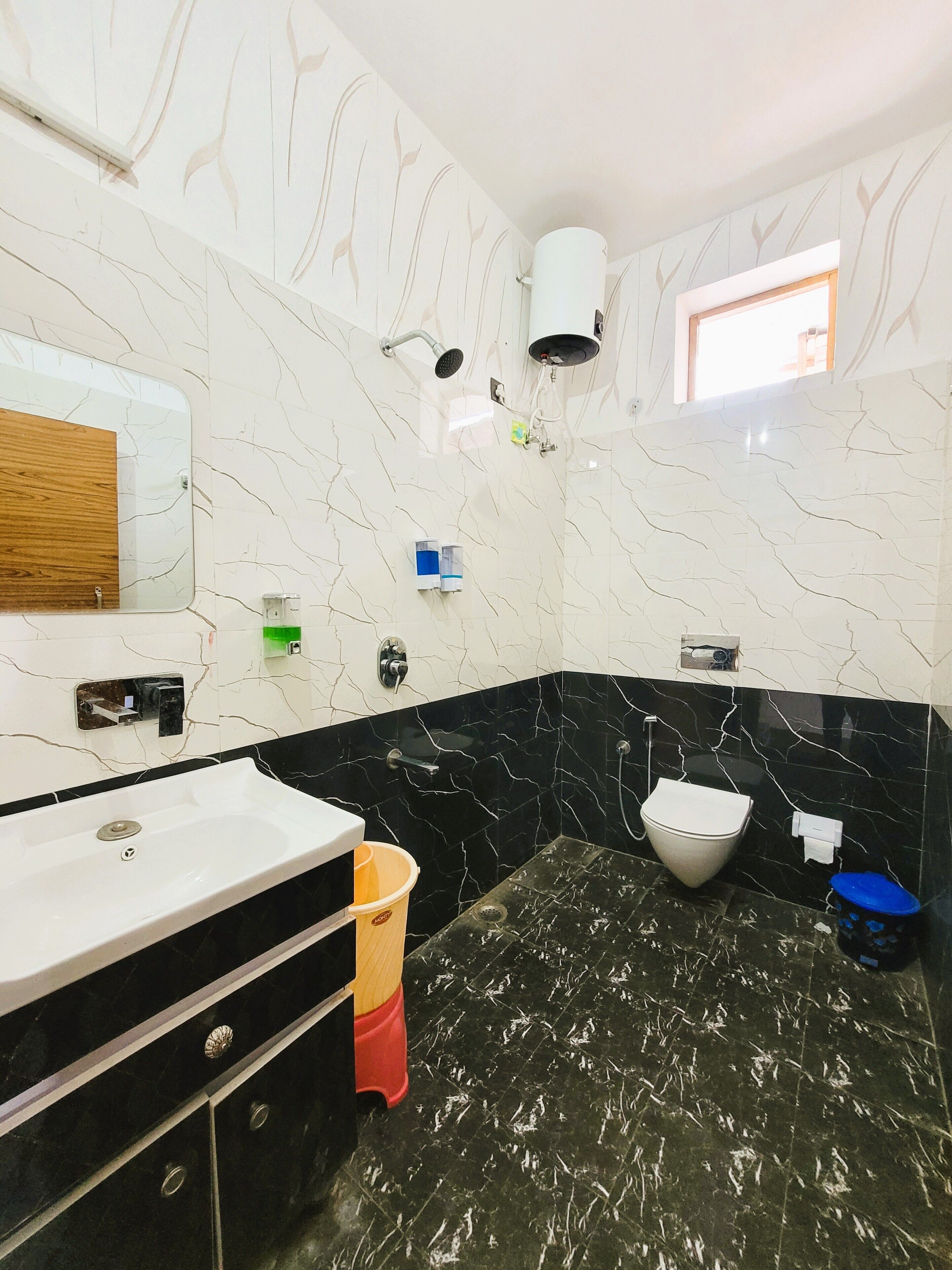Quarto Individual Executivo, 1 cama de casal, casa de banho privativa, vista para o jardim | Casa de banho | Um polibã, artigos de higiene pessoal grátis, toalhas fornecidas, sabão 