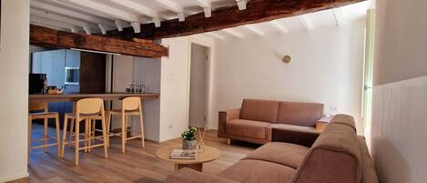 Apartamento luxo, vista para a colina | 1 quarto, frigobar, cofres nos quartos, ferros/tábuas de passar roupa