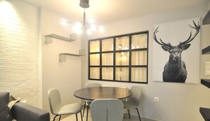 Apartamento superior, vista para a cidade | Sala de jantar