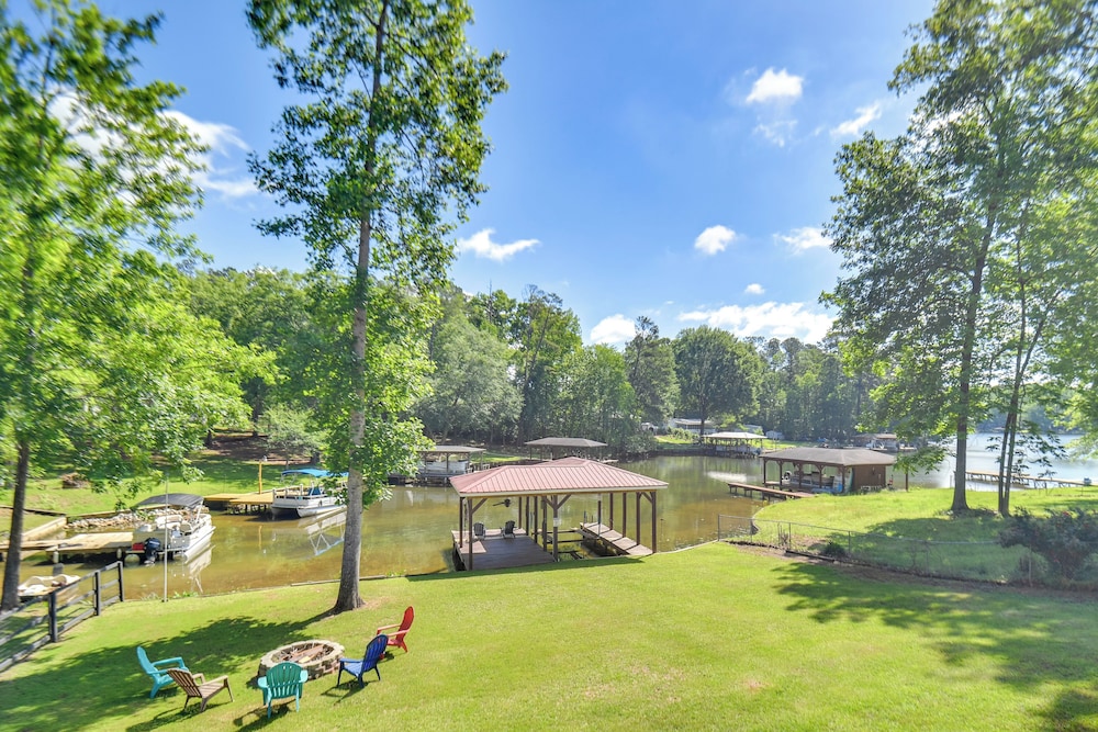 Private Dock: Pet-friendly Home On Lake Sinclair - Milledgeville, GA