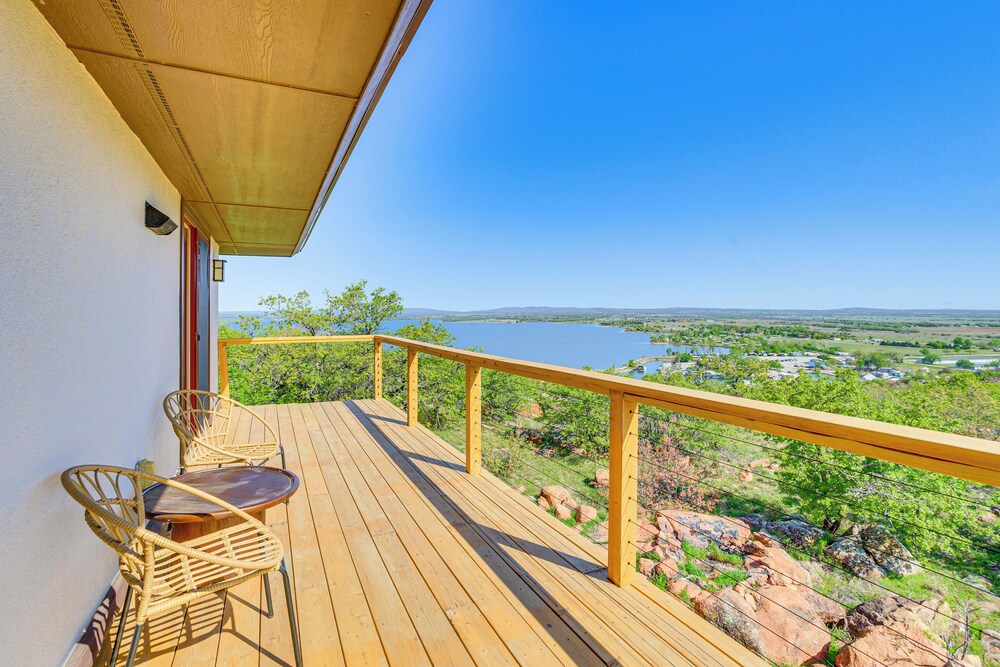 Lake Lawtonka View: Mountaintop Medicine Park Home - Elgin, OK