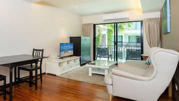 Apartamento Familiar em Condomínio Fechado, 1 quarto, varanda, vista para o jardim | Sala de estar | Televisor de ecrã plano de 36 polegadas com canais por cabo