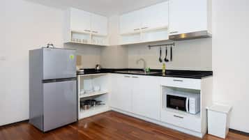 Apartamento Familiar em Condomínio Fechado, 1 quarto, varanda, vista para o jardim | Cozinha privada | Uma chaleira elétrica