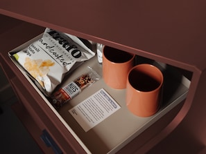 1 quarto, cofre com capacidade para portátil, secretária