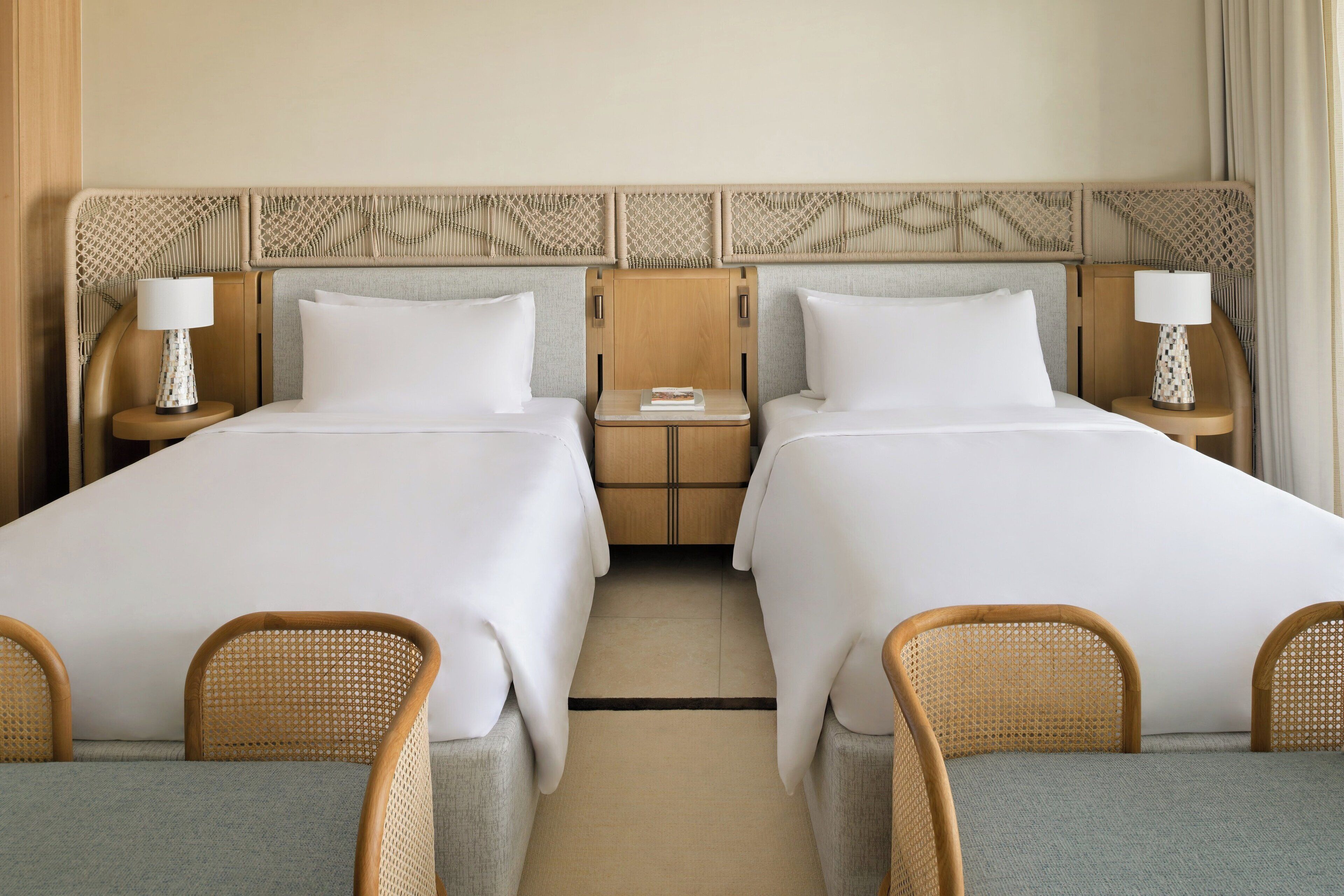 Frigobar, cofres nos quartos, escrivaninha