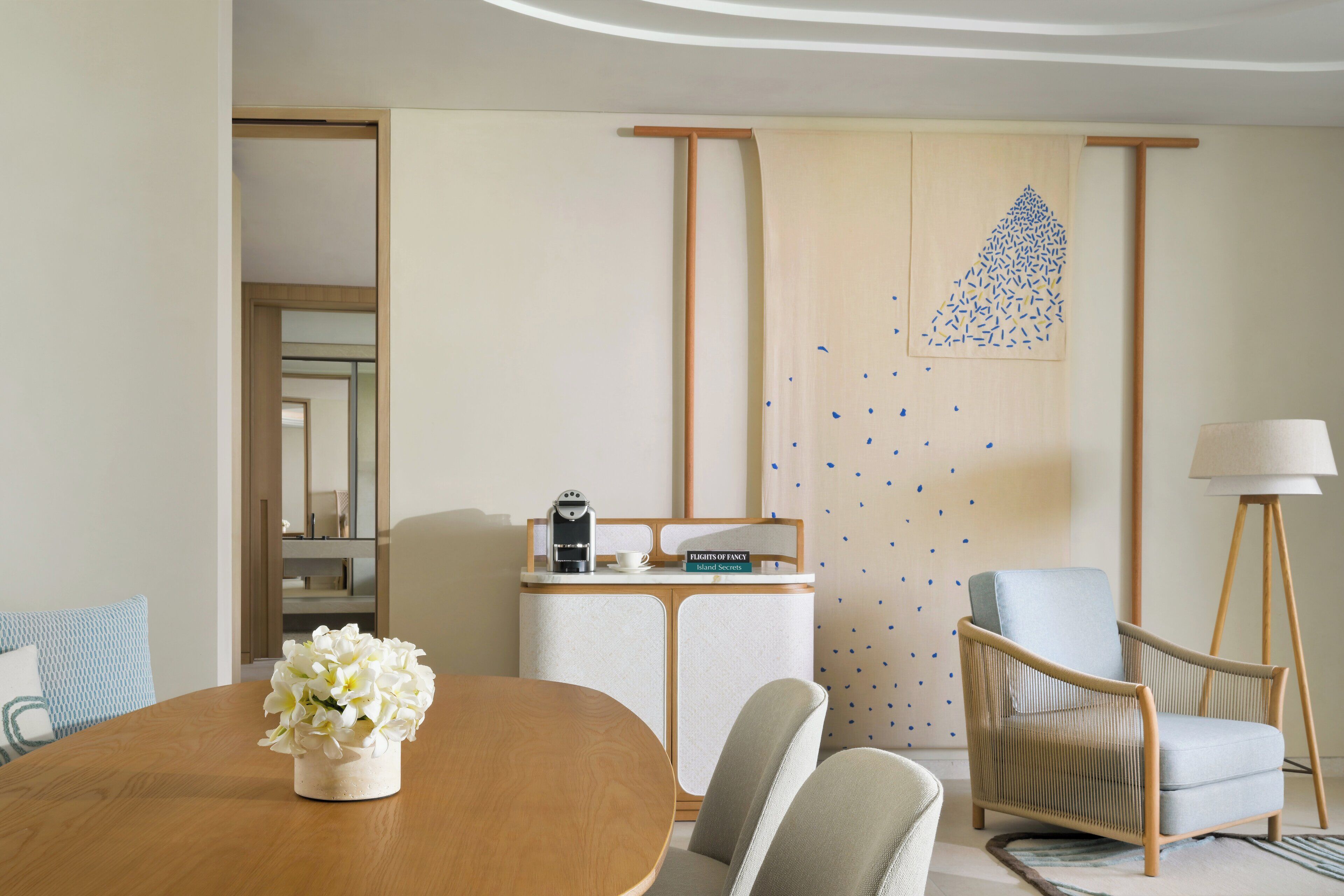 Frigobar, cofres nos quartos, escrivaninha