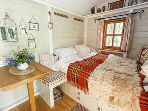 1 quarto, com decoração personalizada, com mobília individualizada 
