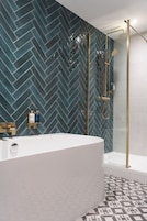 Quarto Superior | Casa de banho | Um secador de cabelo, toalhas fornecidas, sabão, champô