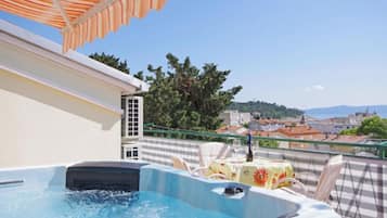 Apartamento (Three Bedroom Apartment With Terrace ) | Piscina