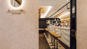 Pequenos-almoços servidos, cozinha local e internacional