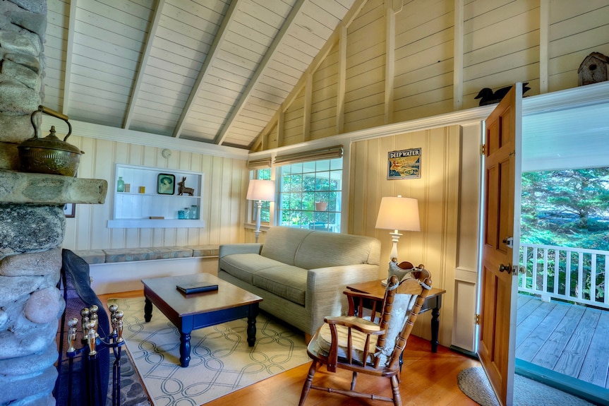 Cozy Forest Cottage + 2 Porches | No Hidden Fees - Boothbay, ME