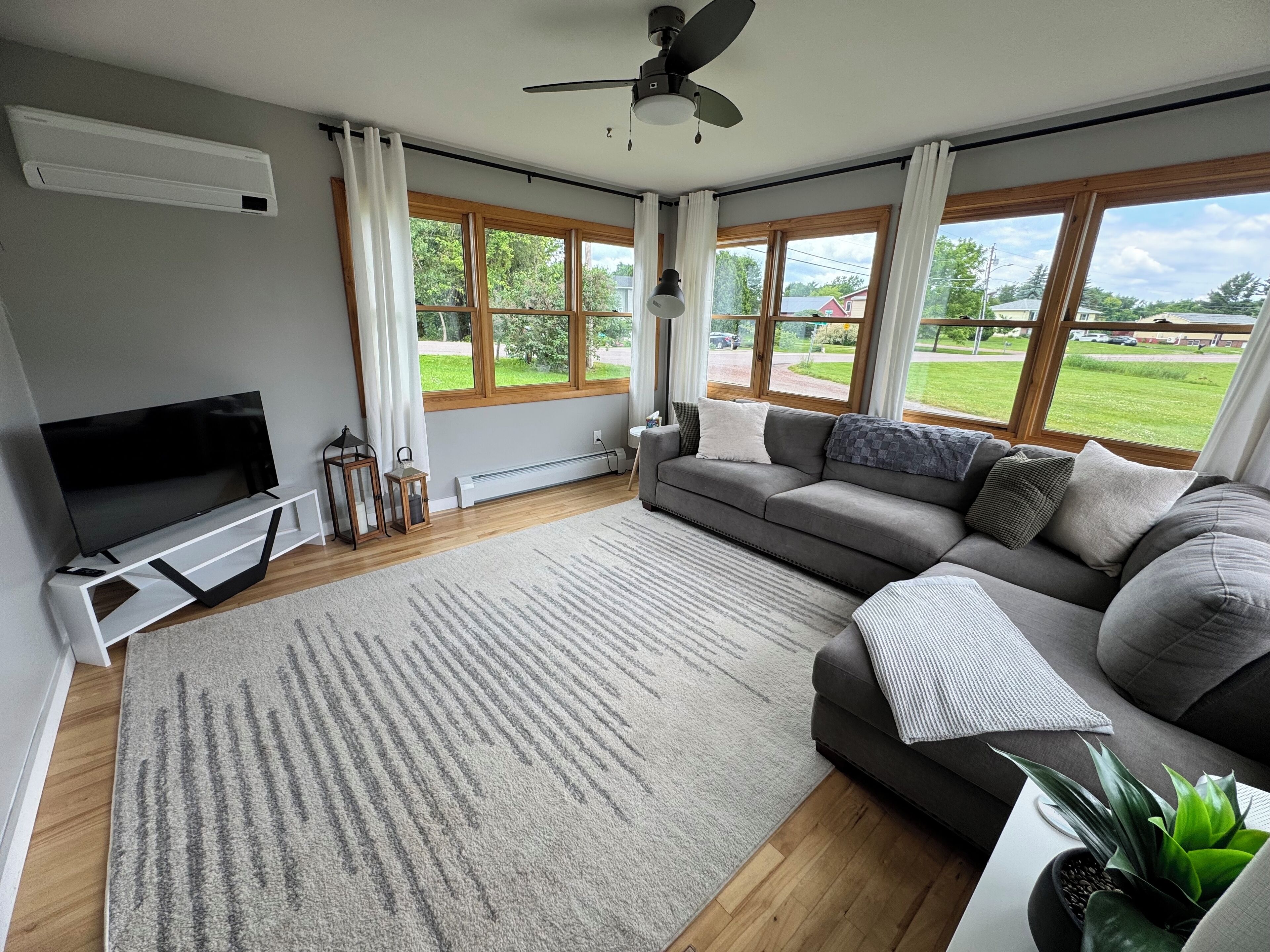 Spacious 2 Br Cottage House - Lake Views - Beach Access. - Burlington, VT