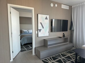 Apartamento luxo, 2 quartos, sacada | 2 quartos, cofres nos quartos, escrivaninha