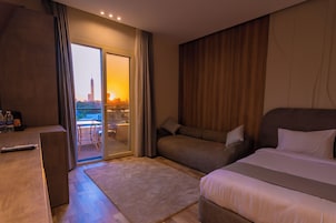 Triple Room with City View | Roupas de cama premium, frigobar, cofres nos quartos, escrivaninha