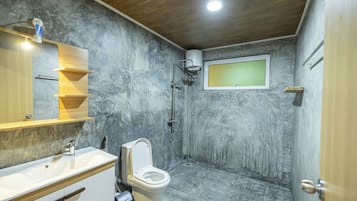 Quarto Duplo ou Twin Deluxe | Casa de banho | Toalhas fornecidas, sabão, champô, papel higiénico