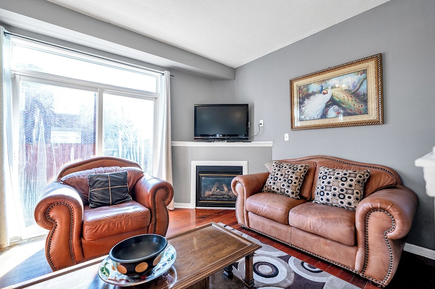 King Bed Convenience On Main Floor - Ajax