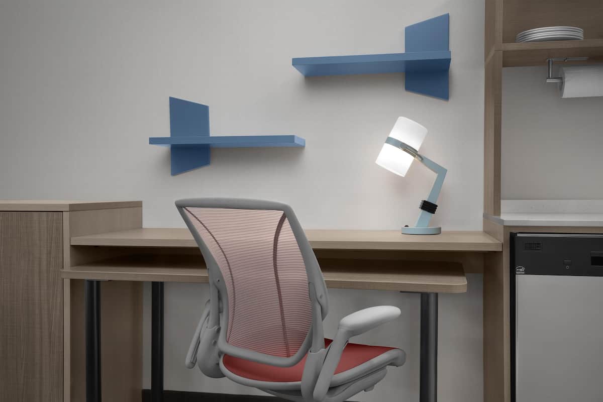 Secretária, secretária adequada para computadores portáteis